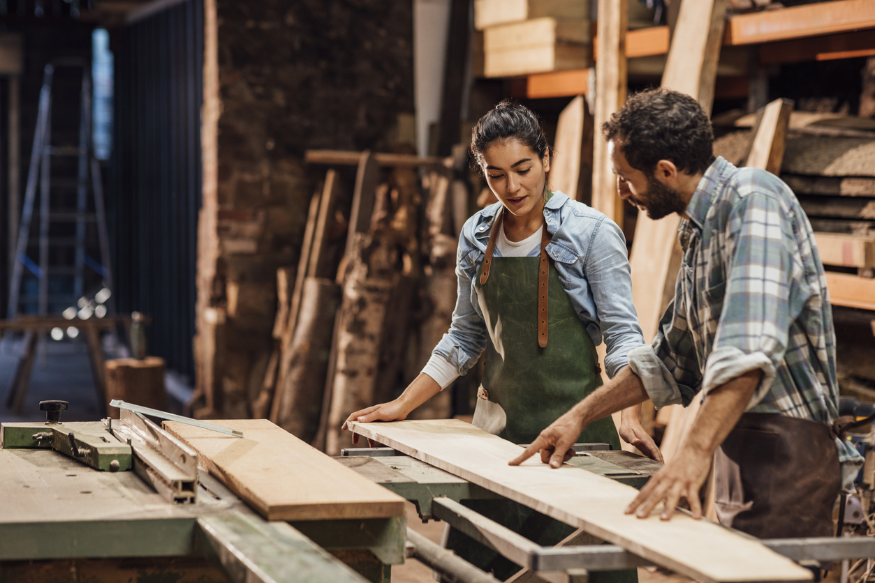Charpentier - Charpentière - L’AVEMECS est la filière du bois en Valais